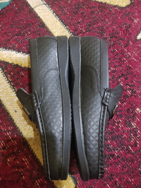 Yangi tufli hali kiyilmagan