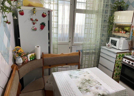 В центре Бабура 2/8/9 разделка есть балкон ор-р РОВД Пл 60м2