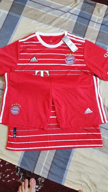 Futbol formasi yangi