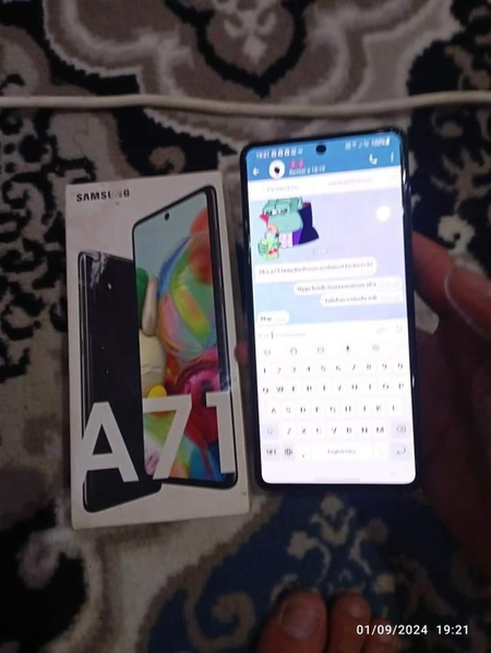 Galaxy A71 xolati yaxshi ekran toza hamma joyi Radnor karobka dakument