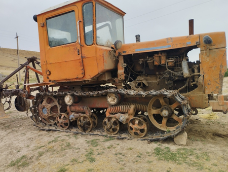 Traktor DT 75 pulugi bilan
