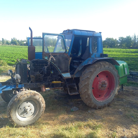 Traktor MTZ 80 srochna sotiladi