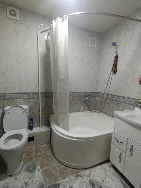 Uy sotiladi 3 xona 65 m2 remonti qilingan 4 etaj 5 etajli dom