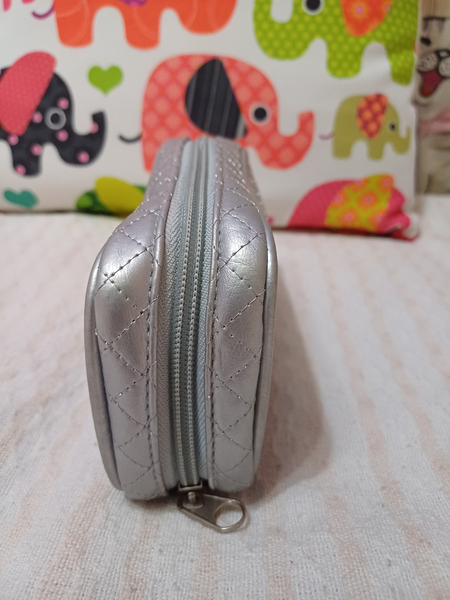 Косметичка серебристого цвета