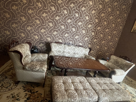Кресло, диван, стол, пуфики есть хронения для посуды