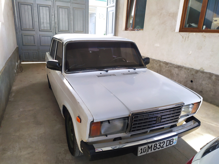 Lada 2107 sotiladi