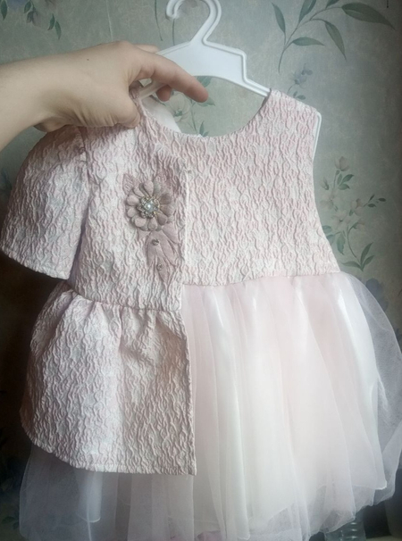 Продаётся розовое платье для девочек.