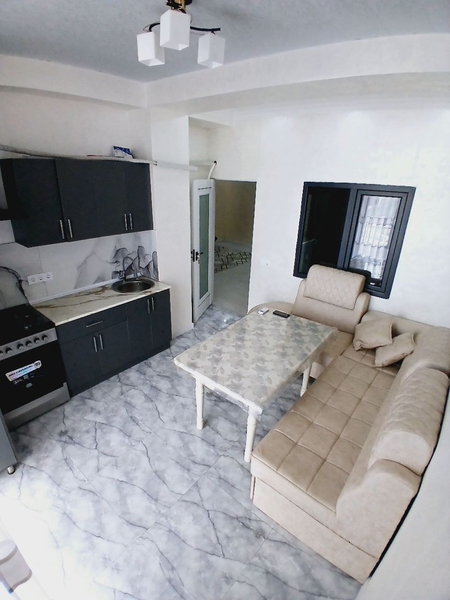 Yakkasaroy city mall da 3/9/10.   800$