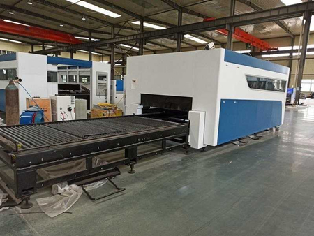 UMPROTECH 1530B Оптоволоконный станок лазерной резки металла 6000W