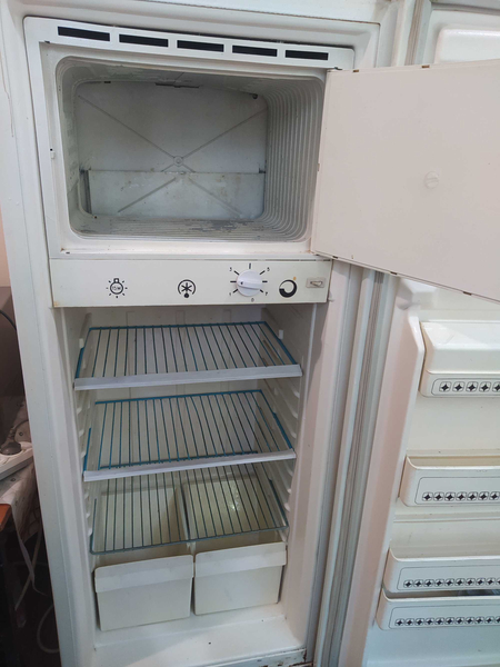 Холодильник продается в нерабочем состоянии.