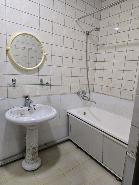 Шота Руставели.  3 ком. Продажа. Ойбек 2 мин.