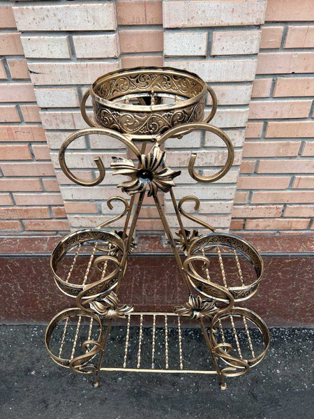 Металлическая подставка для цветов.70