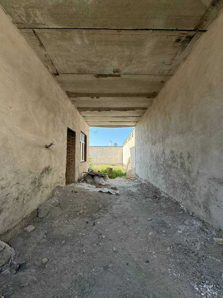 2 qavatli 4 sotiqli karobka holatdagi hovli sotiladi.
