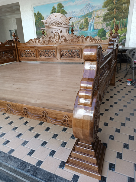Yongʻoq materialidan yasalgan taxt soʻri