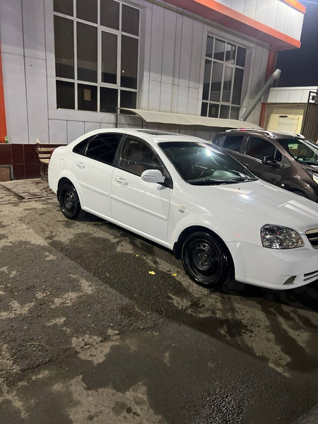 Lacetti 2012 sotiladi