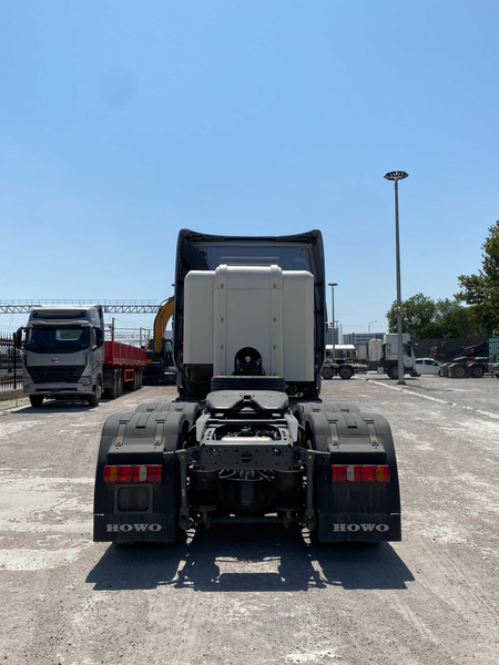 Тягач Sinotruk Howo-T7H 6x4 CNG серый 2023г