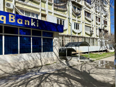 Вдоль дороги. 2х ком. под офис ±73м² в нежилом, фасад 8 метра
