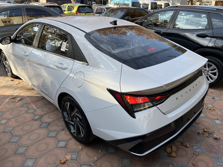 Hyundai Elantra 2024 .