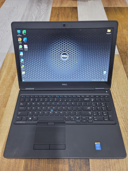 210$ ga 16 gb operativka Core i5 256 SSD Klaviatura podsvetkali DELL