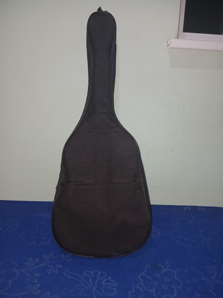 Gitara holati ideal narxi kelishamiz hech qayeri qirilmagan