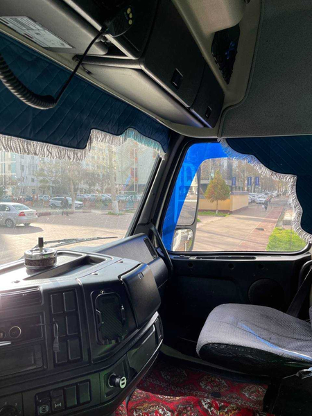 Volvo Вольво тягач 2000года