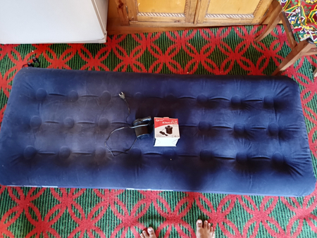 Naduvnoy matras. Zor holatda.