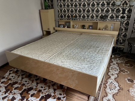 Продам 2-х спальную Немецкую кровать с 2 тумбами.
