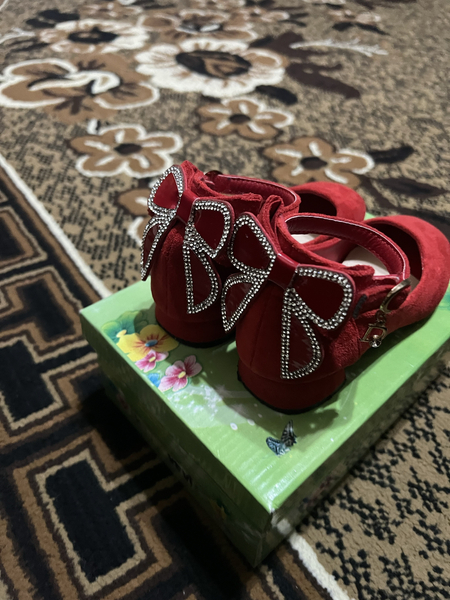Kichkina qizlar uchun oyoq kiyim