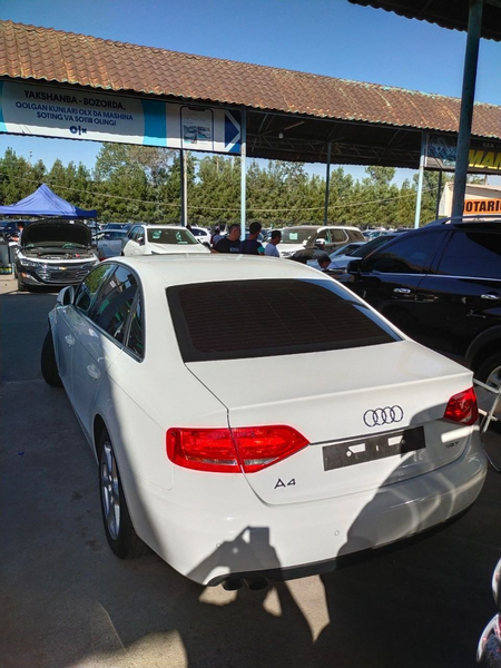 Audi A4 srochni sotiladi