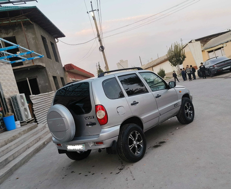 Lada Niva 4x4 Sotiladi