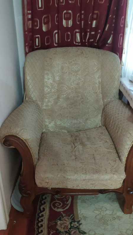 Divan 2 ta kreslosi bilan sotiladi