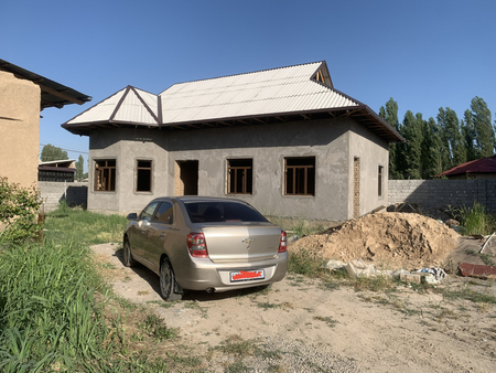 Uchastka yangi qurilgan uy