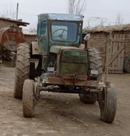 T40 traktor sotiladi