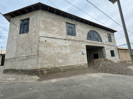 2 qavatli hovli sotiladi.