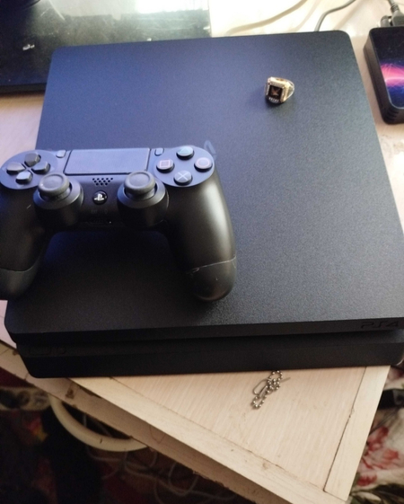 Продаю Playstation 4 slim 1тб.