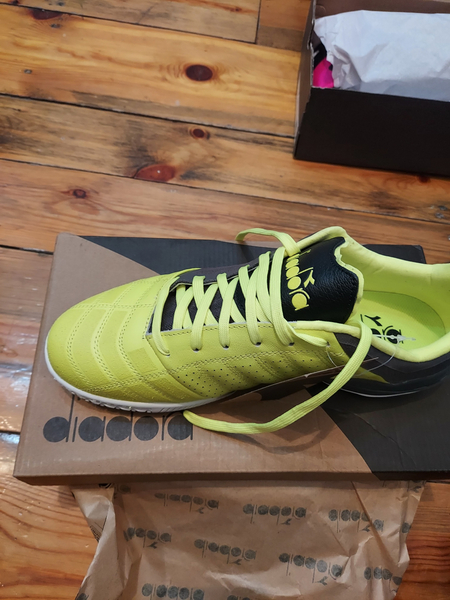 Продам футзалки Diadora