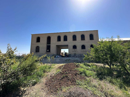8 sotix maydonga ega 2 qavatli yangi uchastka sotiladi