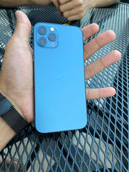 IPhone 12 pro в хорошем состоянии