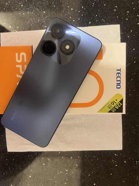 Продается телефон Techno Spark 10