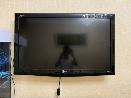 LG TELEVIZOR HD 1080P va podstavka sotiladi