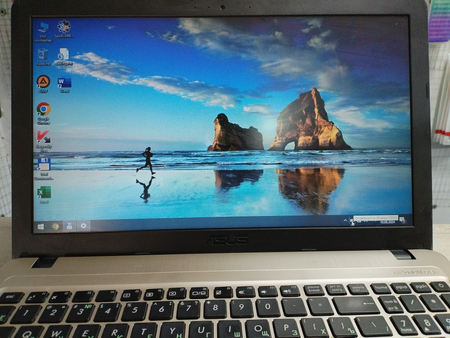 Nootbuk Asus srochniy sotiladi