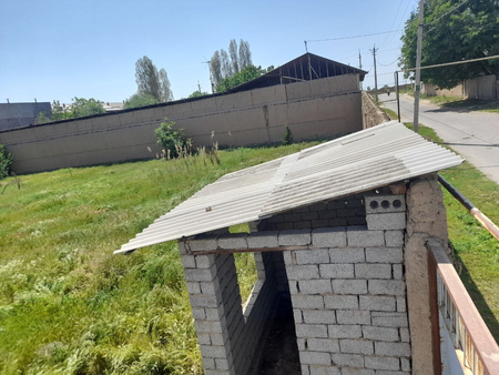 Uchastka sotiladi.
