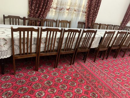 Столы и стулья разные