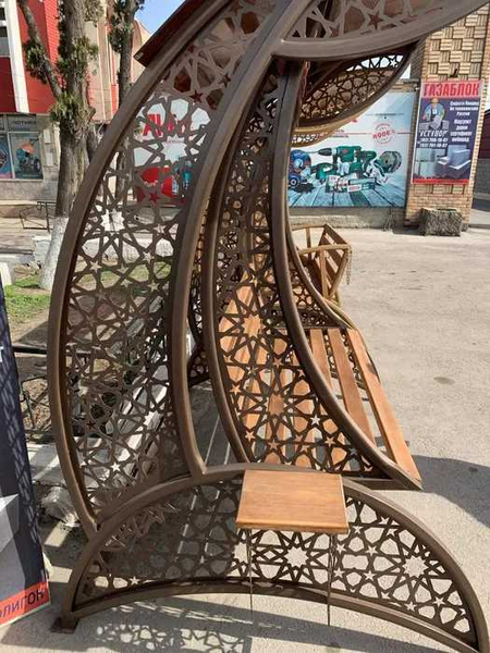 Металлические качели садовые
