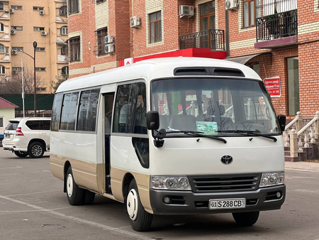 Mikroavtobus Toyota Coaster