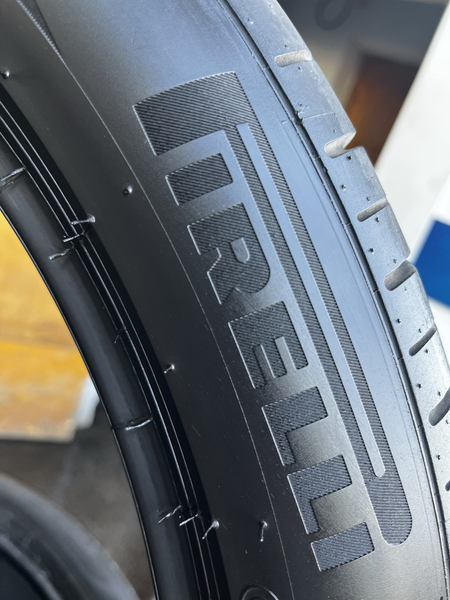325  35.  R. 22 110 y Pirelli