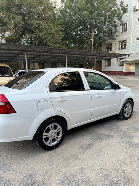 Chevrolet  nexia 3 sotiladi avtomat oq 2018y