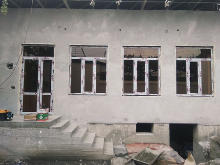 Akfa plast va akfa aluminiy eshik va derazalar bor.