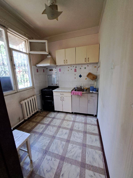 Чиланзар 10.  Продажа 2 х комнатная срочно