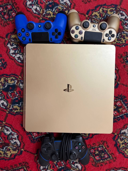Play station 4 slim